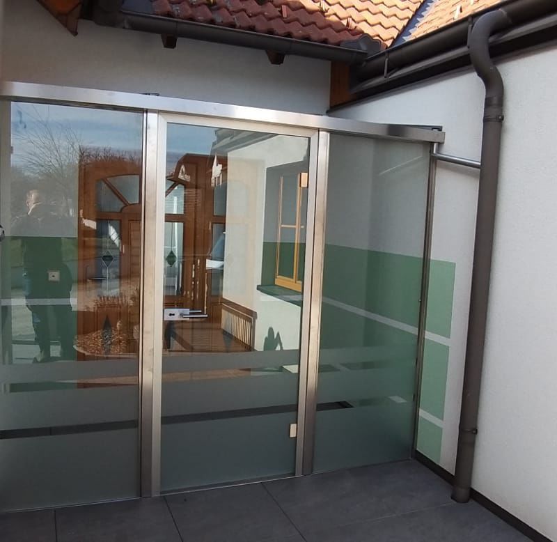 Windfang aus Edelstahl mit Glaseinsatz | Metalltechnik Kainz