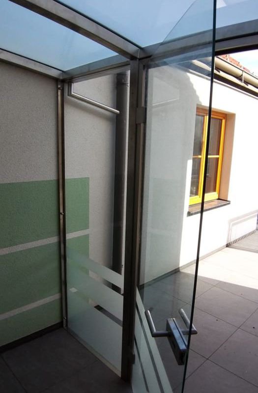 Windfang aus Edelstahl mit Glaseinsatz | Metalltechnik Kainz
