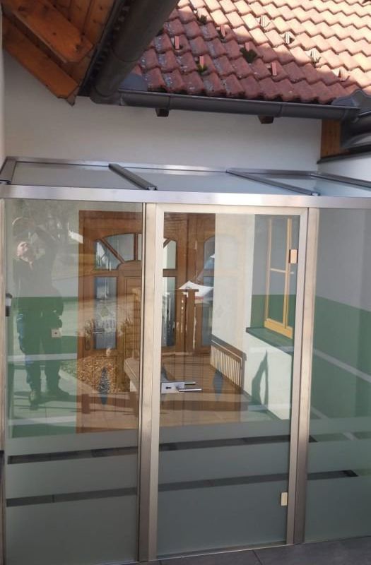 Windfang aus Edelstahl mit Glaseinsatz | Metalltechnik Kainz