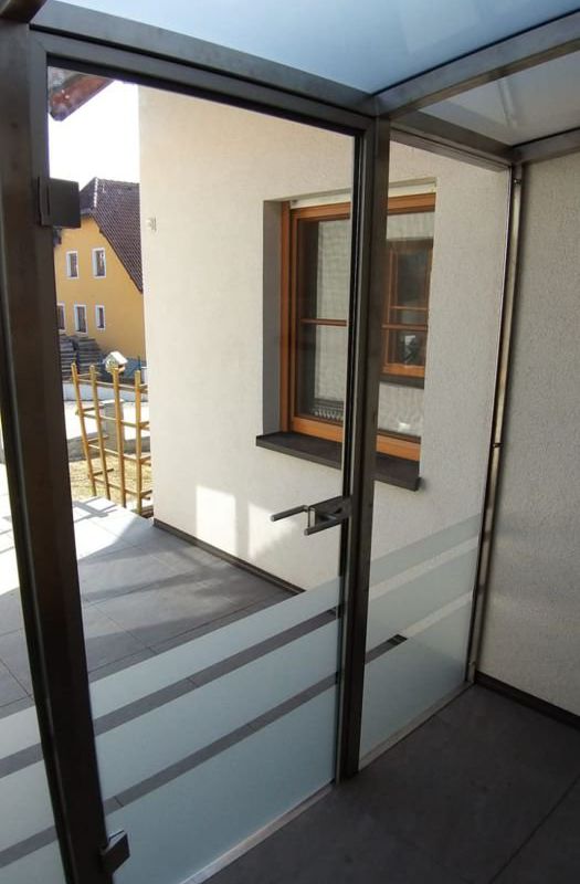 Windfang aus Edelstahl mit Glaseinsatz | Metalltechnik Kainz